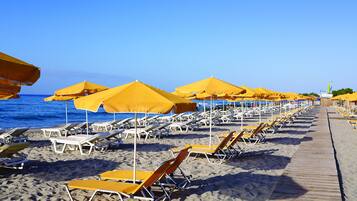 Na praia, praia de areia branca