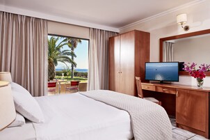 Suite, vista parcial para o mar | Secretária, Wi-fi grátis, roupa de cama fornecida 