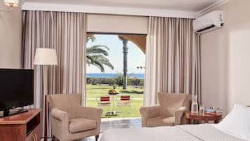 Suite, vista parcial para o mar | 1 quarto, secretária, Wi-fi grátis, roupa de cama fornecida