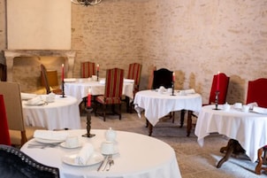 Pequeno-almoço completo diário (25 EUR por pessoa) 