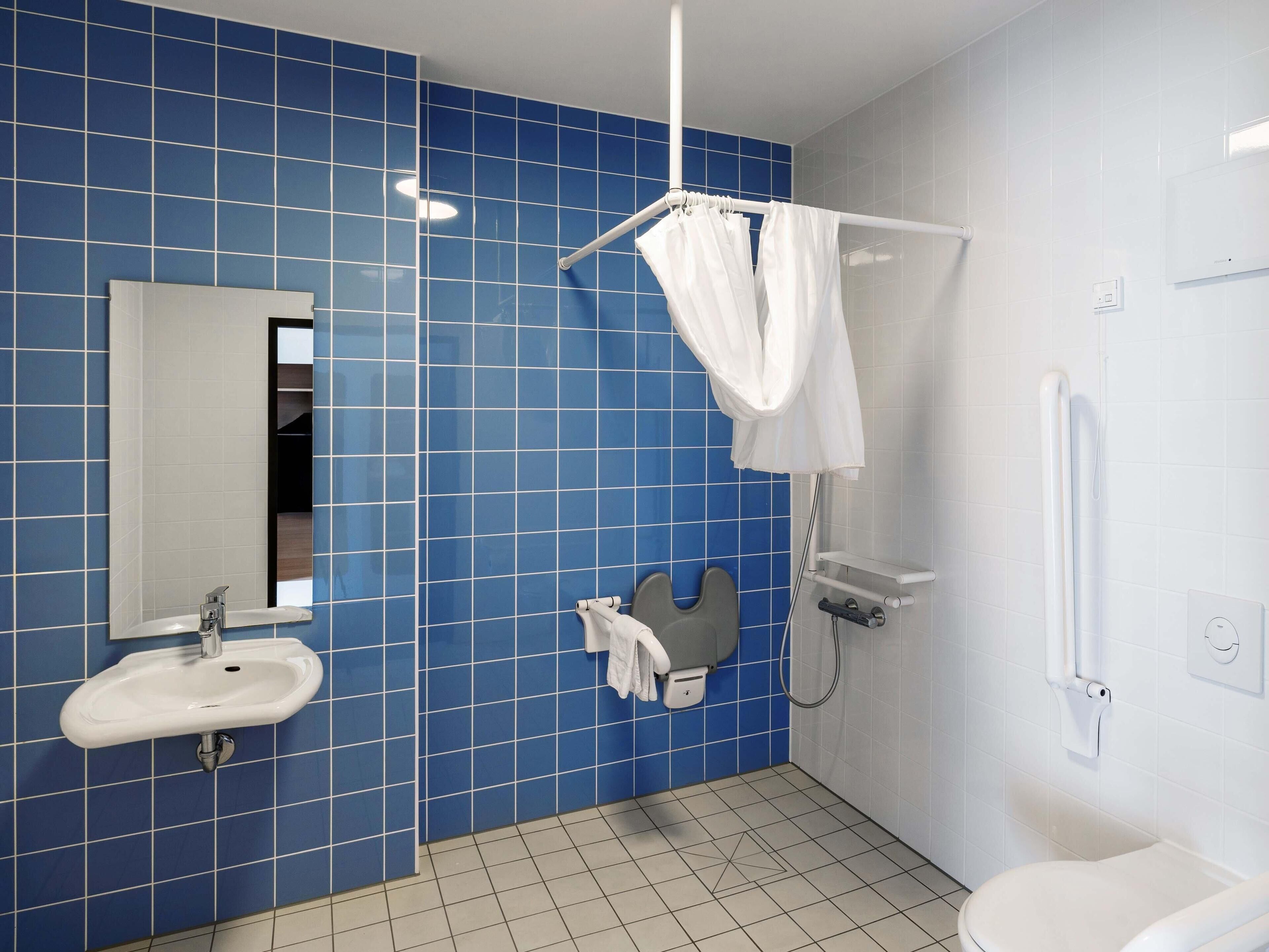 Um polibã, um secador de cabelo, toalhas fornecidas, sabão 