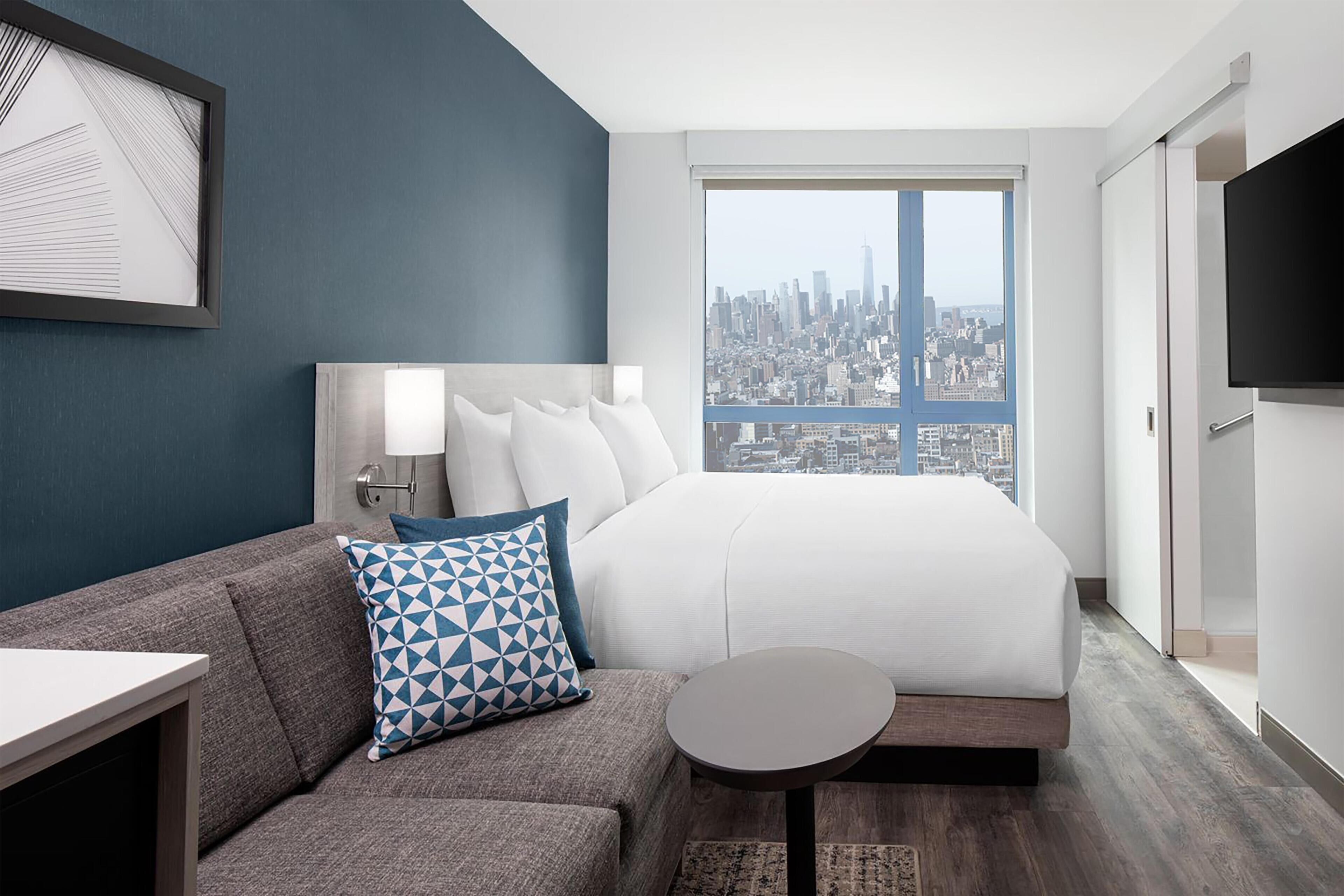 Quarto, 1 cama king-size e sofá-cama (Skyline View) | Edredões de penas, camas de colchão pillowtop 