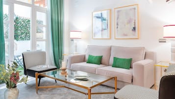 Apartamento (2 Bedrooms) | Área de estar | TV de tela plana 32 polegadas com canais a cabo, TV