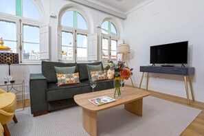 Apartamento (1 Bedroom) | Sala de estar | Televisor