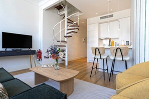 Apartamento (1 Bedroom) | Sala de estar | Televisor