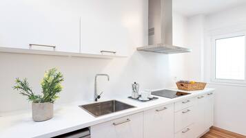 Apartamento (3 Bedrooms) | Cozinha privada | Geladeira, micro-ondas, fogão, cooktop