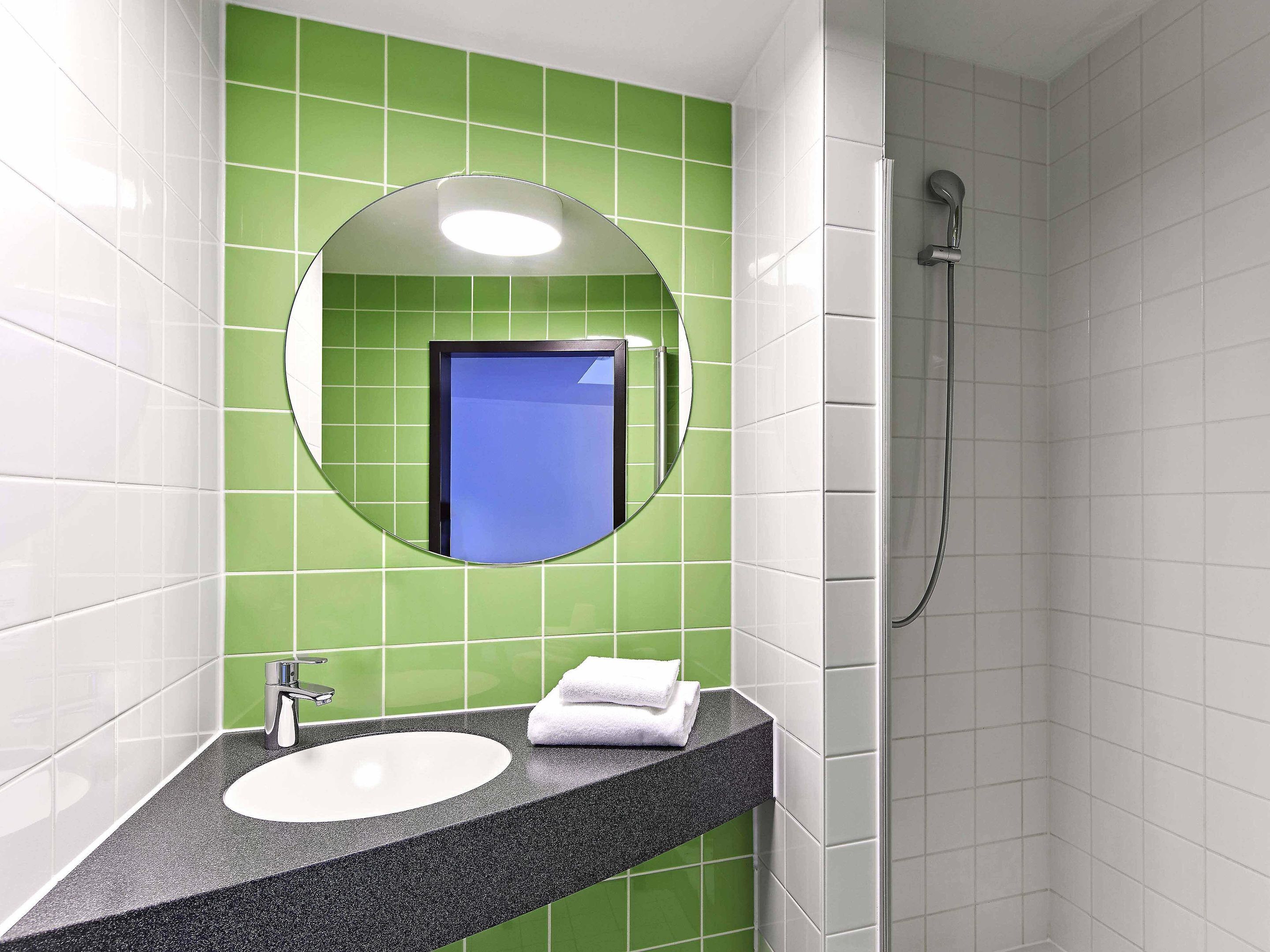 Chuveiro, secador de cabelo, toalhas de banho 