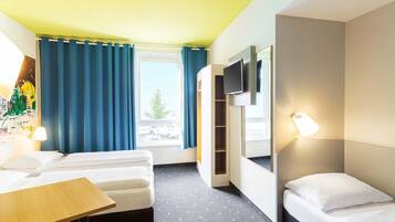 Quarto Triplo | Roupa hipoalergénica, secretária, quartos insonorizados, Wi-fi grátis