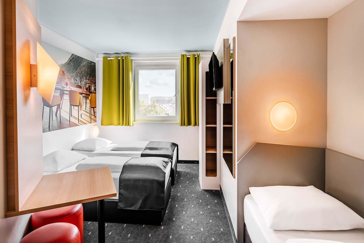 Quarto triplo | Roupas de cama antialérgicas, escrivaninha, quartos à prova de som