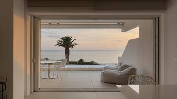 Vila superluxo, 4 quartos, vista para o mar, de frente para a praia | Área de estar | Smart TV 45 polegadas com canais digitais, TV, lareira