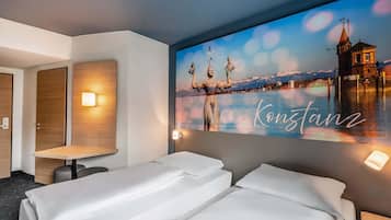 Quarto duplo | Escrivaninha, Wi-Fi de cortesia, roupa de cama