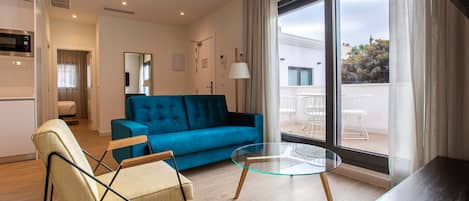 Suite, 2 quartos, terraço | Sala | Smart TV de 40 polegadas com canais por cabo, televisor