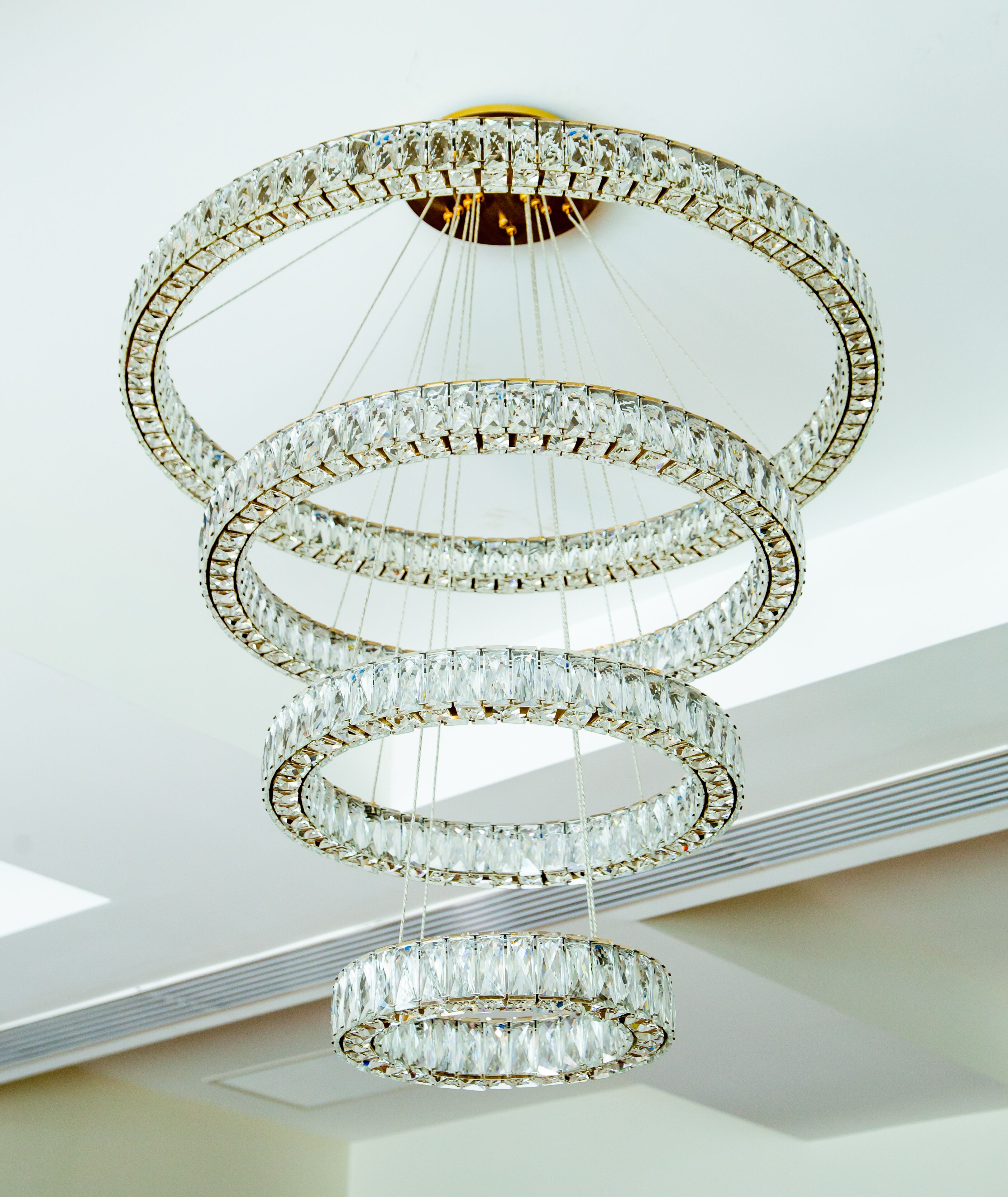 Um lustre multifásico com detalhes em cristal.