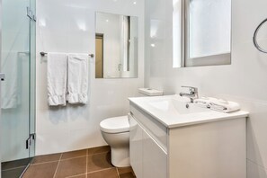 Quarto Quádruplo Deluxe, 2 camas queen-size, não fumadores, varanda | Casa de banho | Um polibã, artigos de higiene pessoal grátis, toalhas fornecidas, sabão 