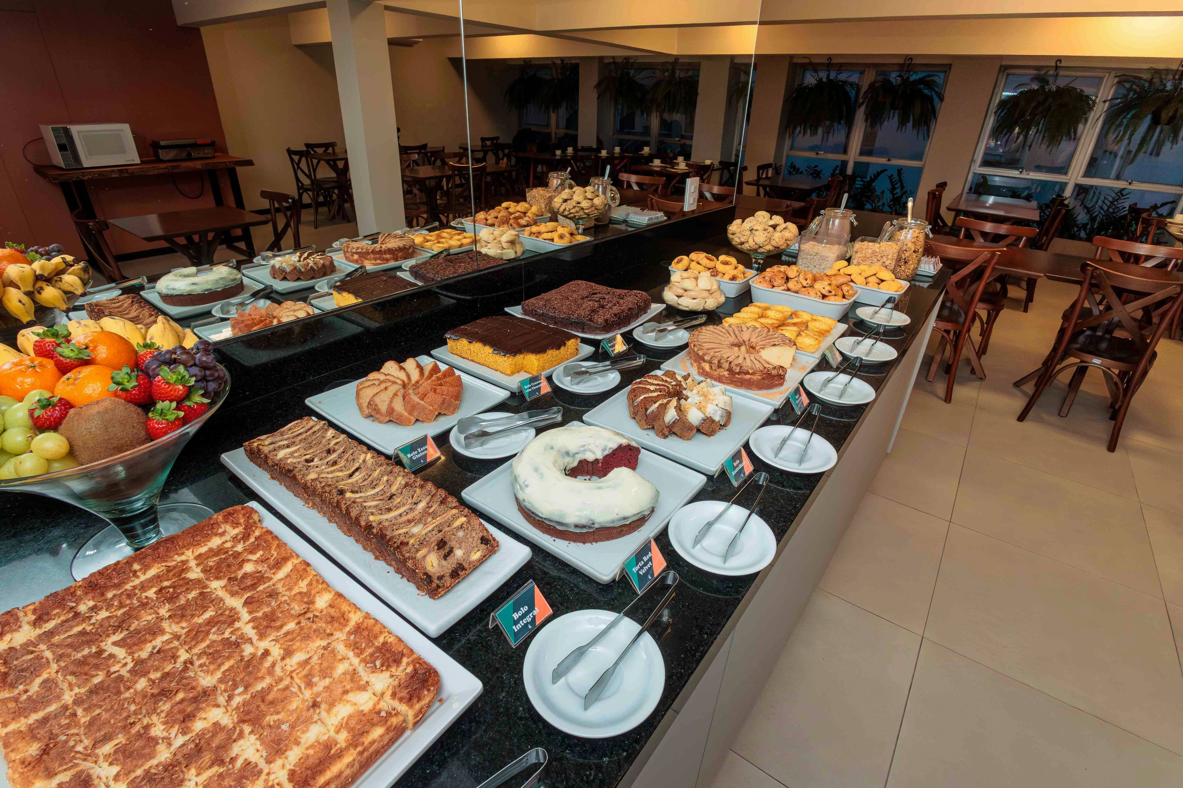 Buffet com diversos doces e frutas.