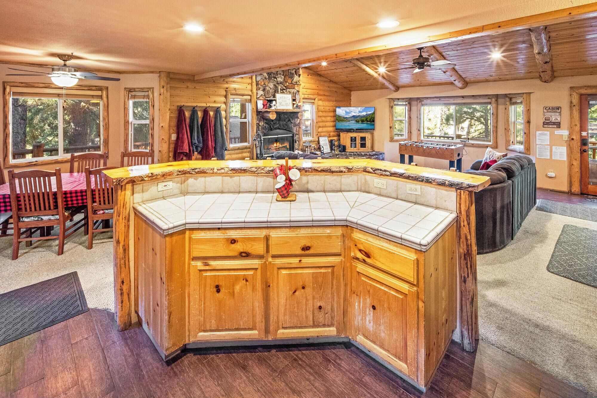 Freedom Village Lodge By Destination Big Bear : Log Cabin Near Ski Slopes, Village & Lake! Game Room! Hot Tub! Foosball! Privacy! - Big Bear Lake, CA