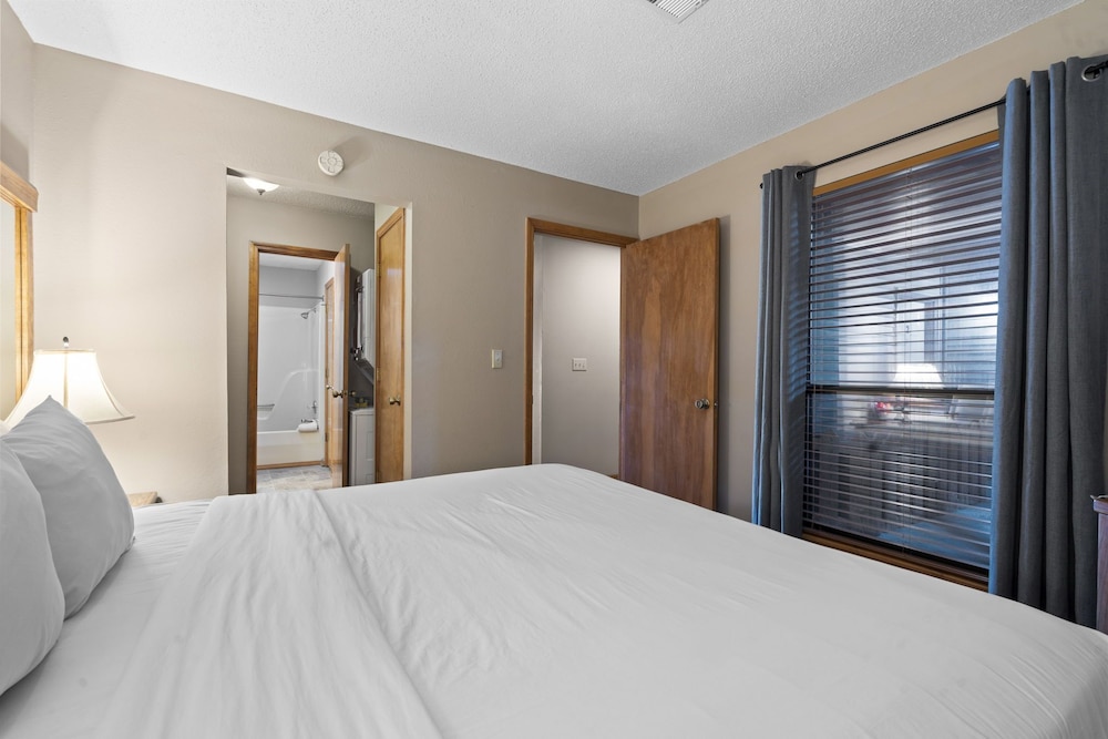 King Bedroom Condo At Pointe Royale Golf Resort With Covered Patio - Lake Taneycomo, MO