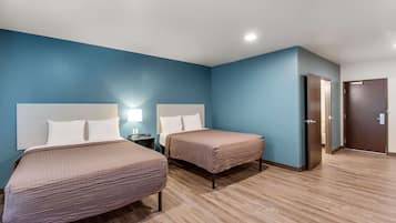 Quarto, 2 camas Queen, acessível, para não fumantes (Accessible Tub) | Escrivaninha, Wi-Fi de cortesia, roupa de cama