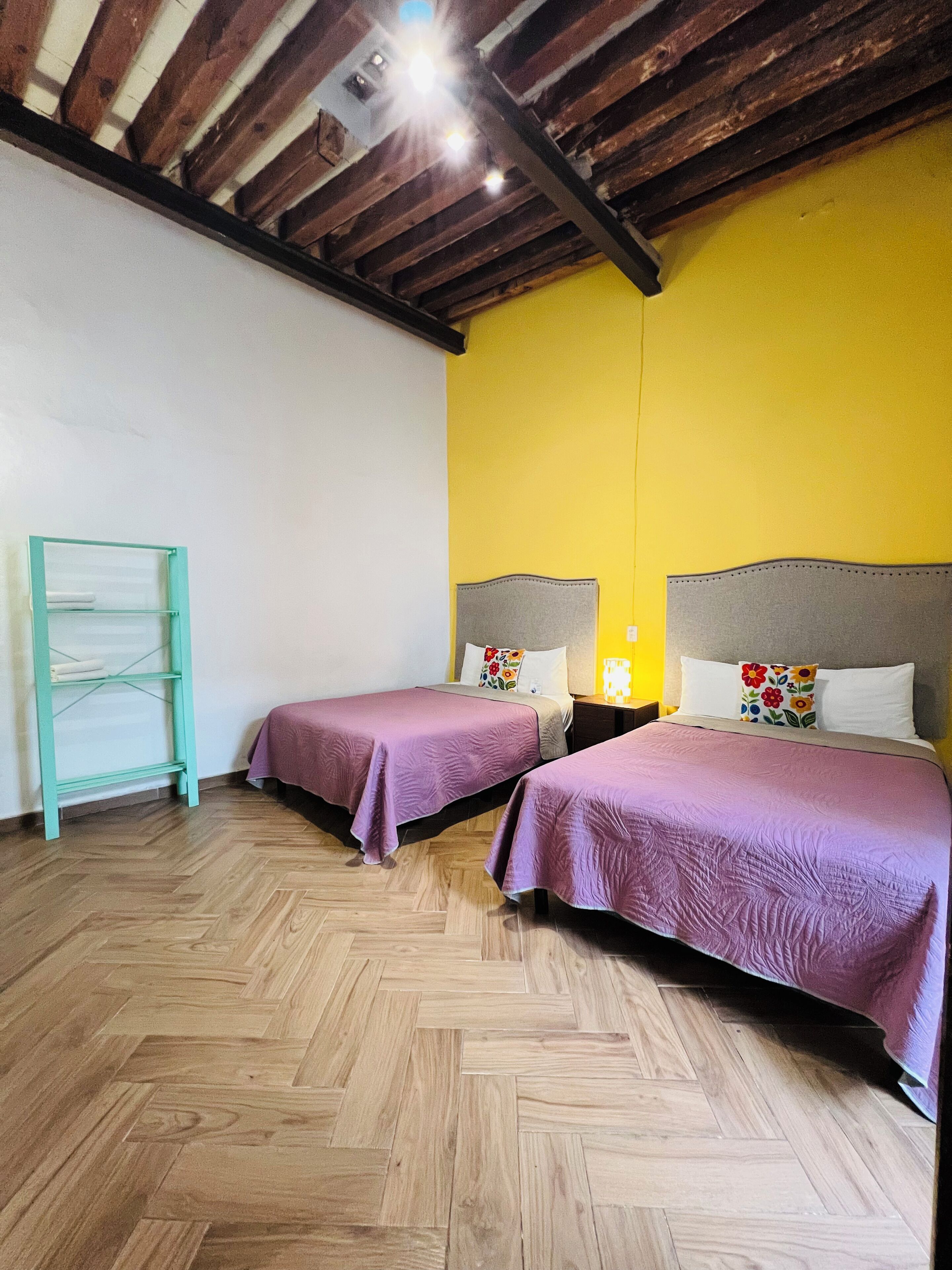 Quarto quádruplo básico, 2 camas de casal | Ferros/tábuas de passar roupa, Wi-Fi de cortesia