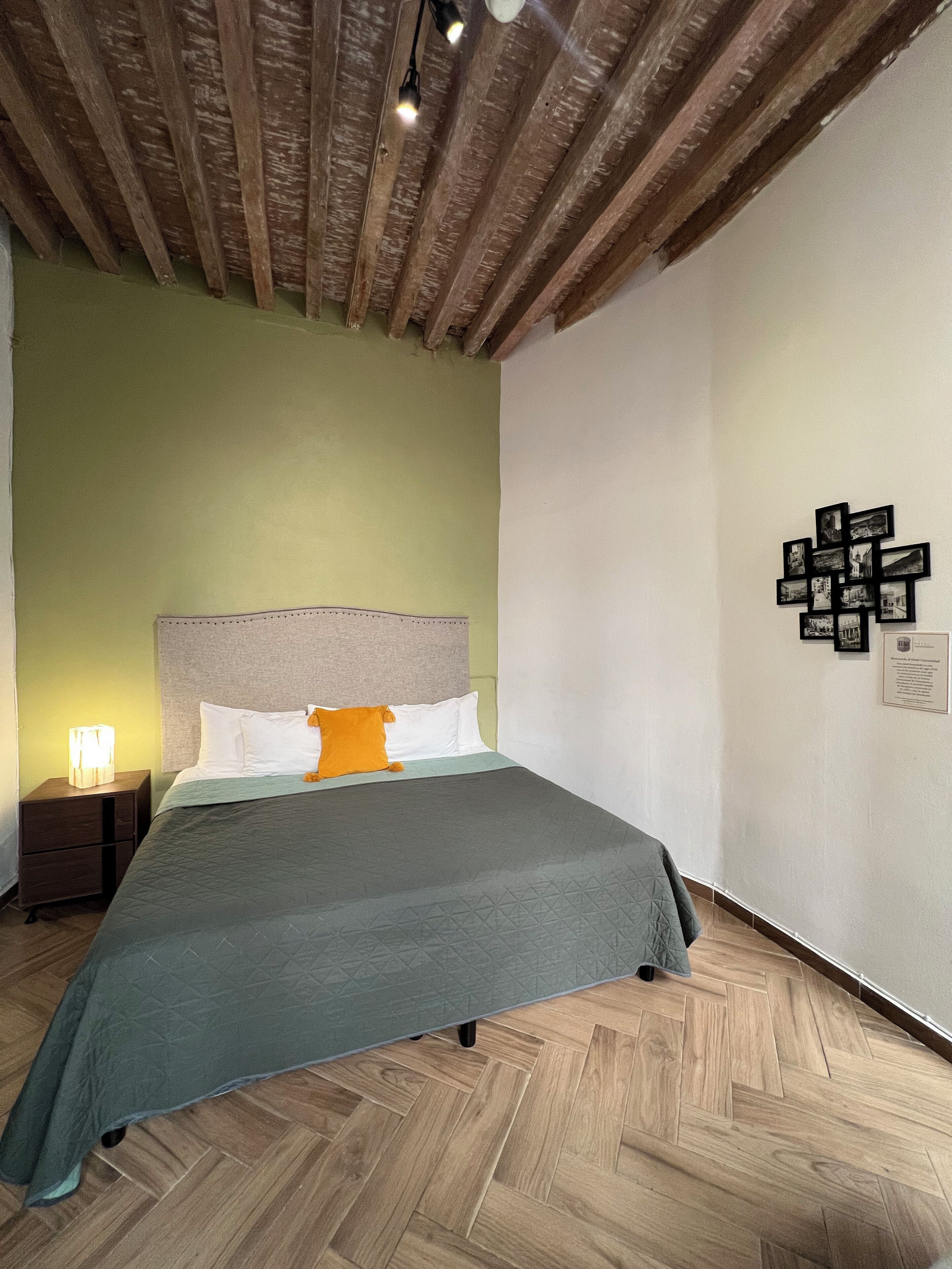 Quarto luxo | Ferros/tábuas de passar roupa, Wi-Fi de cortesia