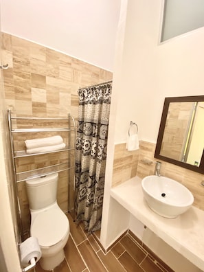 Quarto clássico | Banheiro | Secador de cabelo (mediante solicitação), toalhas de banho, sabonete