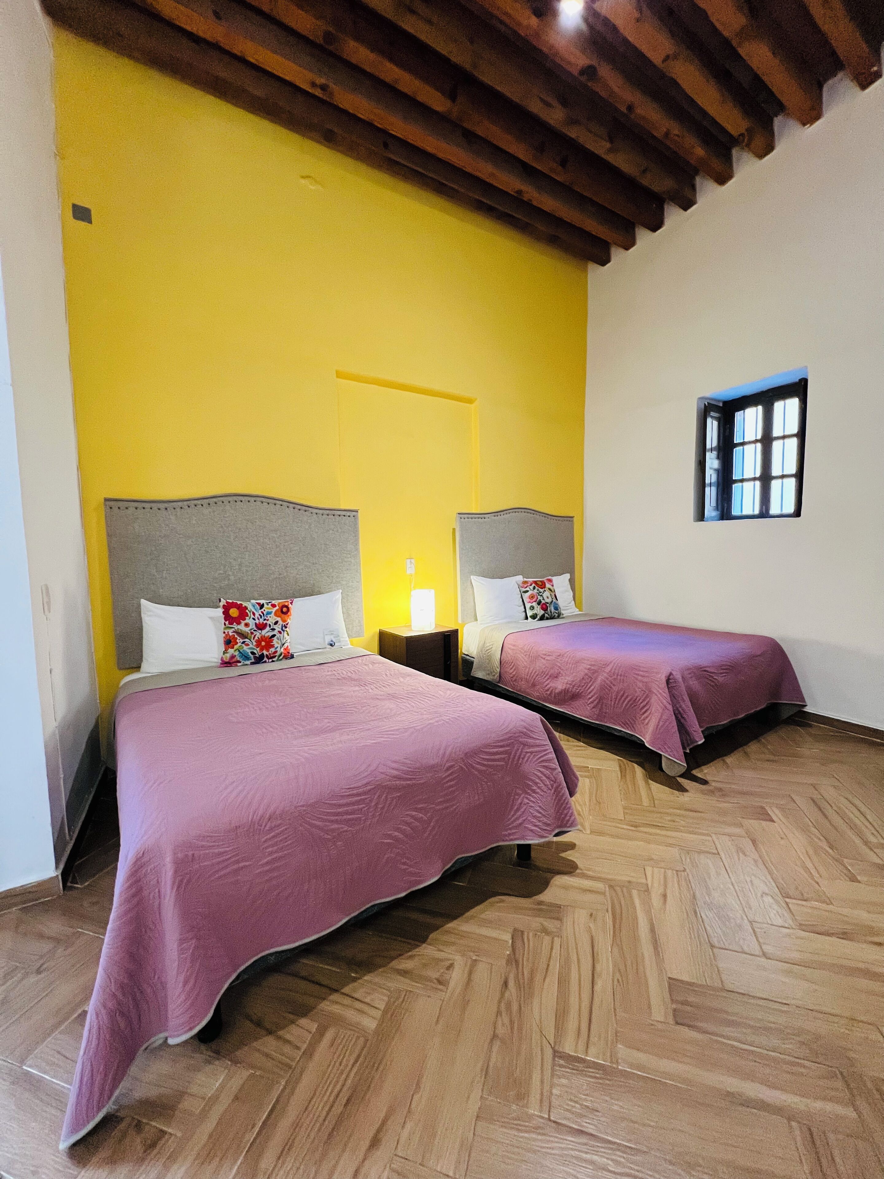 Quarto quádruplo conforto | Ferros/tábuas de passar roupa, Wi-Fi de cortesia