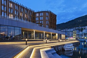 Fachada da propriedade à noite