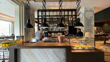 Pequeno-almoço tipo buffet diário (280000 IDR por pessoa)