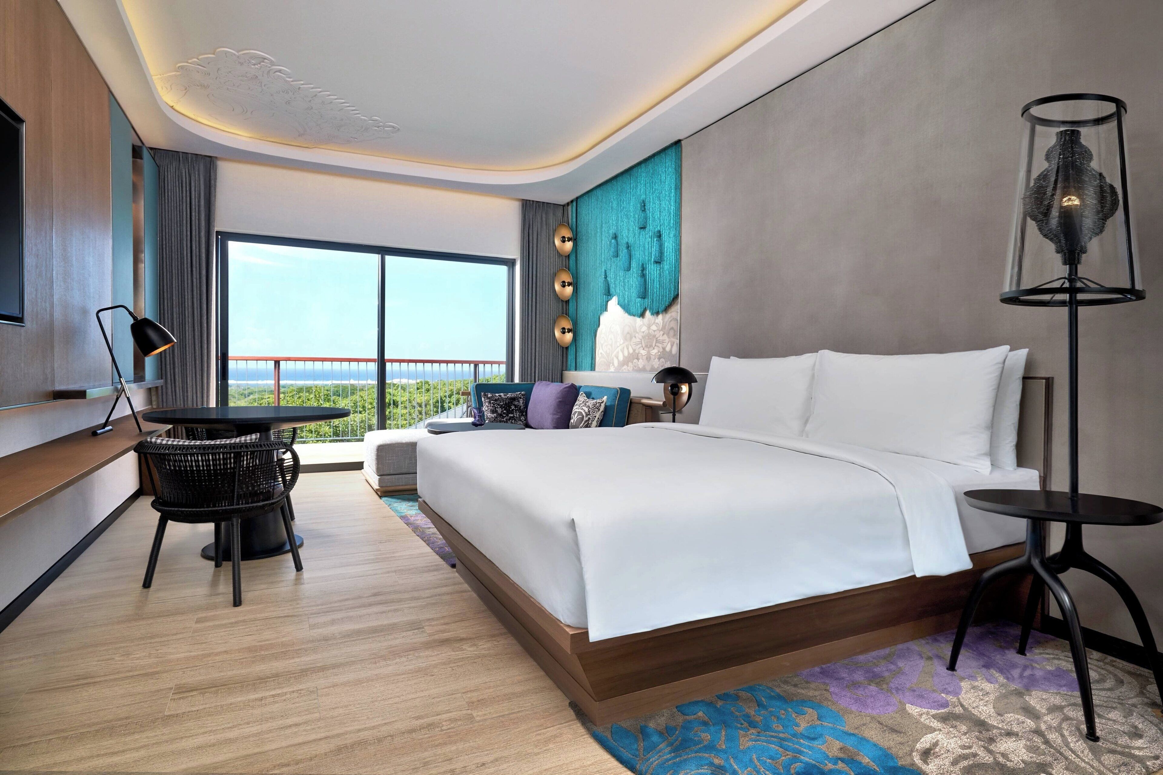 Quarto Deluxe, 1 cama king-size e sofá-cama, varanda, vista para o mar | Edredões de penas, minibar, cofre no quarto, secretária 