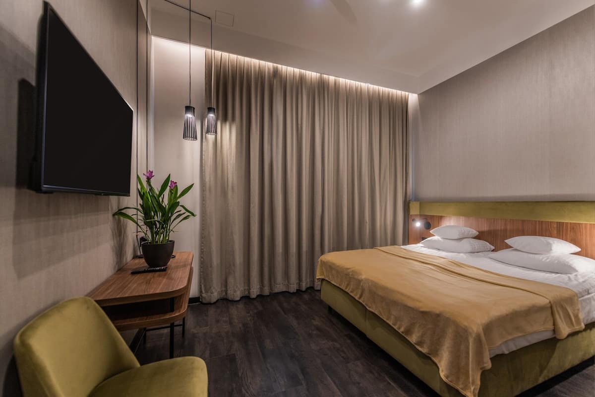 Roupas de cama antialérgicas, cofres nos quartos, escrivaninha