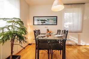 Chalé Familiar, vários quartos, junto à montanha (Sunny Weekend Sauna House) | Restaurantes