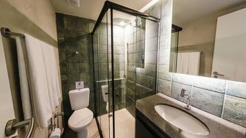 Quarto casal tradicional, 1 quarto | Banheiro | Chuveiro, toalhas de banho