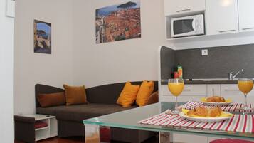 Apartamento Clássico | Sala de estar | TV de ecrã plano