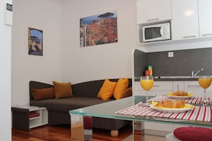 Apartamento Clássico | Sala de estar | TV de ecrã plano