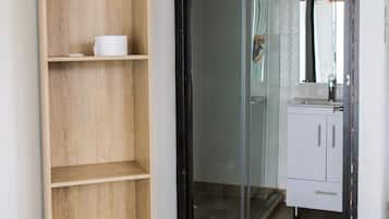 Quarto Standard, várias camas, Vista para a cidade | Casa de banho | Um polibã, artigos de higiene pessoal grátis, toalhas fornecidas