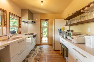 Casa, não fumadores (Private Vacation Home) | Kitchenette privada | Uma cafeteira/bule, um frigorífico, um micro-ondas 