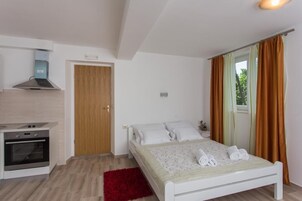 Estúdio (Studio Apartment with Balcony) | 1 quarto
