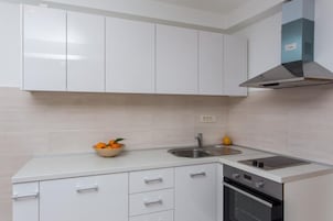Estúdio (Studio Apartment with Balcony) | Cozinha privada | Um frigorífico