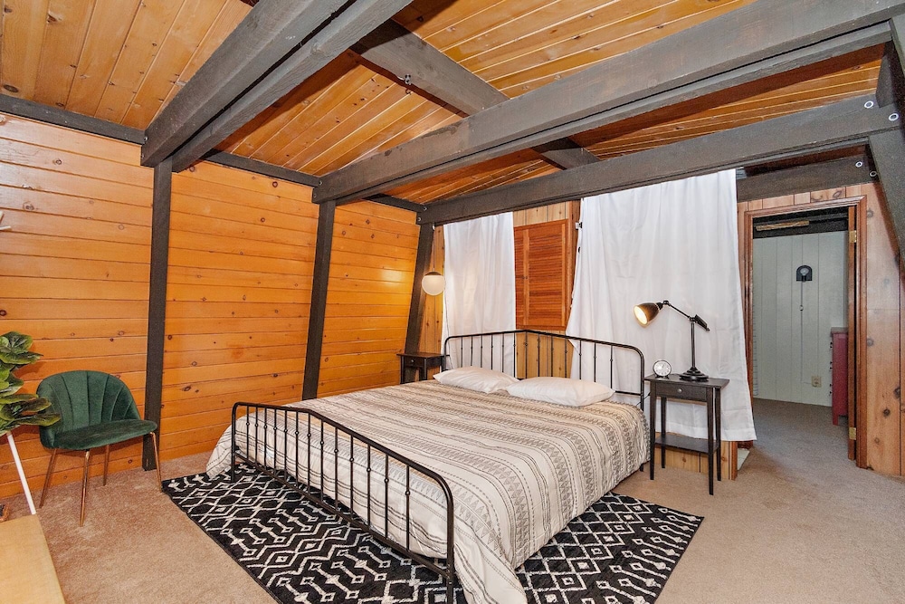 Stephanie's Cabin By Destination Big Bear : Lower Moonridge! Close To Zoo, Bear Mountain Resort, & Golf Course! -