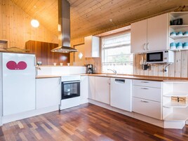 Casa | Cozinha privada | Uma cadeira de bebé 