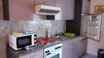 Apartamento | Cozinha privada | Um frigorífico, um micro-ondas, um forno, uma placa de cozinha 