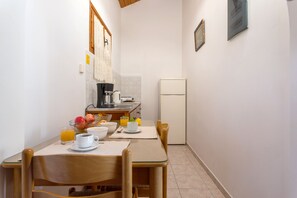 Apartamento Familiar | Kitchenette privada | Minifrigorífico, uma placa de cozinha, uma cafeteira/bule 