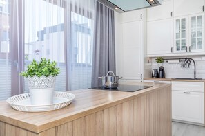 Apartamento, 2 quartos, sacada | Cozinha americana privada | Micro-ondas, lava-louças, cafeteira/chaleira, chaleira elétrica