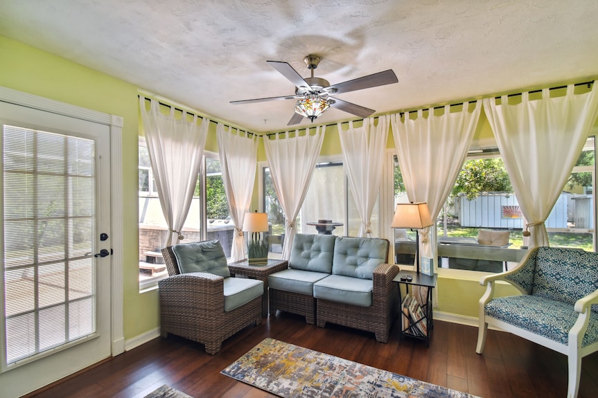 Home Sweet Home: Your Coastal Haven Minutes From Dunedin & Clearwater Beach! - Clearwater, FL