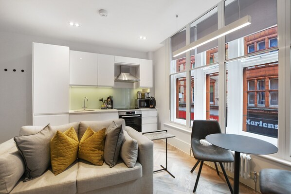 Um frigorífico, uma máquina de lavar louça