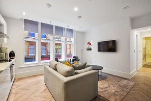 Com mobília individualizada, secretária, Wi-fi grátis