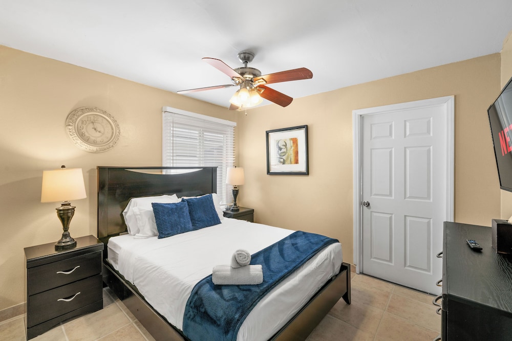 Laguna Hills Home Near Beach W/ Massage Recliners, Fire Pit, Game Room & 70" Tv - Laguna Beach, CA