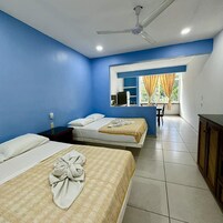 Quarto júnior, 2 camas Queen, vista para a piscina | Roupas de cama antialérgicas, individualmente decorados
