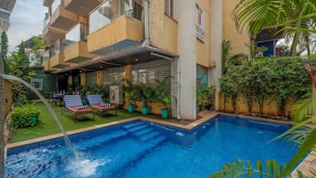 Piscina exterior, toldos gratuitos, espreguiçadeiras