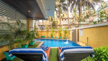 Piscina exterior, toldos gratuitos, espreguiçadeiras